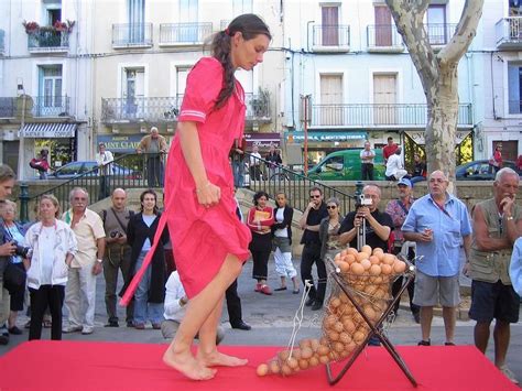 ”自称” アーティスト女、街中でマ コ丸出しで何かやり出す・・・（画像） ポッカキット