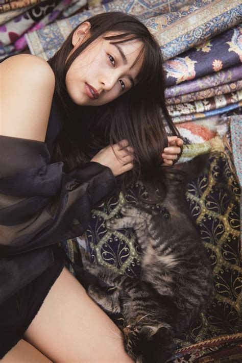 楽天ブックス Mizuki 山本美月ファースト写真集 山本美月 9784800284136 本