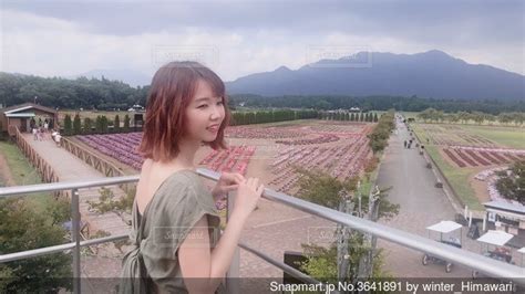 フェンスの前に立っている少女の写真・画像素材[3641891] Snapmart（スナップマート）
