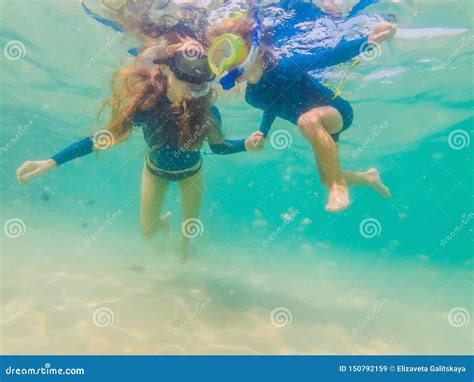 Lycklig Moder Och Son Som Snorklar I Havet Se Fisken Under Vatten