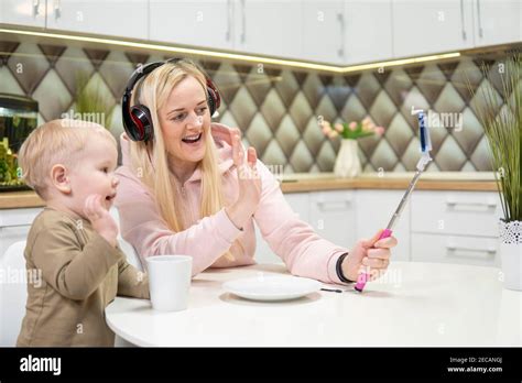 Maman Et Son Fils Chattent Au Téléphone Et Branle Leur Mains Photo