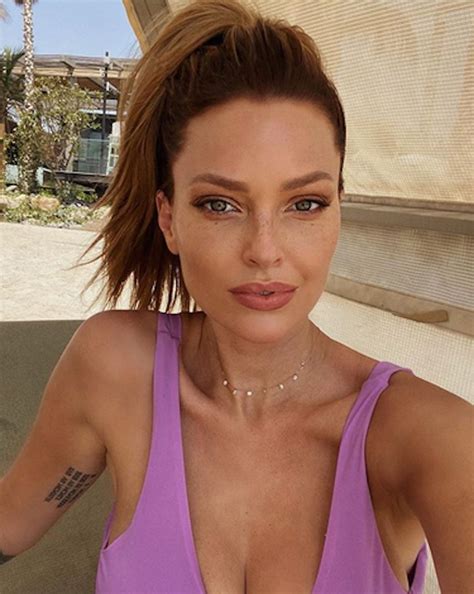 Caroline Receveur Fait Grimper La Température En Bikini Sur La Plage