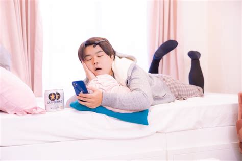 お部屋でだらだらしながらお酒を飲んで生活中の無料の写真素材 Id 78626｜フリー素材 ぱくたそ