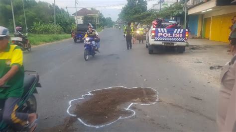 Pasutri Jadi Korban Tabrak Lari Kendaraan Roda 4 Di Mojokerto Suami