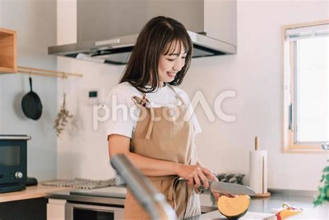 キッチンで料理をする女性 No 25073033｜写真素材なら「写真ac」無料（フリー）ダウンロードok