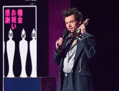 ハリー・スタイルズ、ブリット・アワードでワン・ダイレクションのメンバーに感謝 Vogue Japan