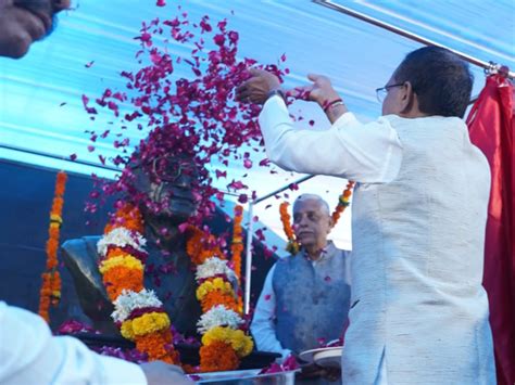 Statue Of Jp Naddas Father In Law Unveiled Cm ने किया नड्‌डा के ससुर