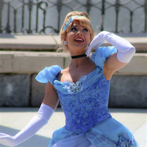Limage Contient Peut être 1 Personne Plein Air Disneyland Princess