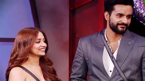 Bigg Boss Ott 2 Exclusive Video Is Jiya Shankar In Love With Abhishek