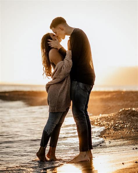Photo Couple Beach Pictures Couple Pictures Couple Photoshoot Poses