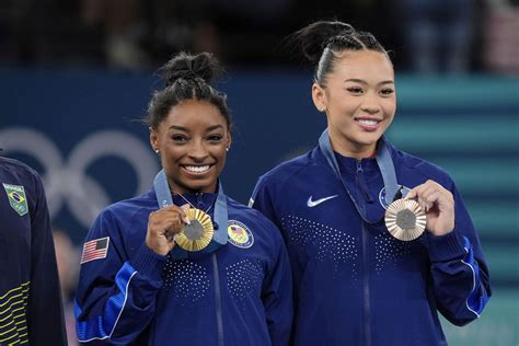 Suni Lee Simone Biles Share Annoyed Reaction To Falling Off Balance