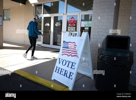 Kennesaw Georgia Usa 25th Oct 2023 Early Voters At Polling