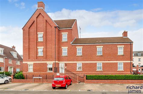 Cloatley Crescent Royal Wootton Bassett Sn4 7fh Richard James