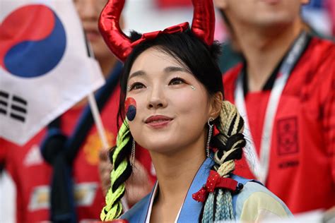 【w杯】今日の世界美女サポーター名鑑 韓国応援の赤い悪魔ならぬ天使、唇までドイツカラーのこだわりは必見 フットボールゾーン