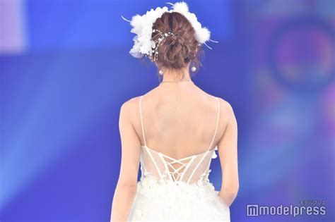 明日花キララ、胸元ざっくりドレス姿 ノブコブ吉村も悶絶「目を開けることができません」＜札幌コレクション 2023 S／s＞ モデルプレス