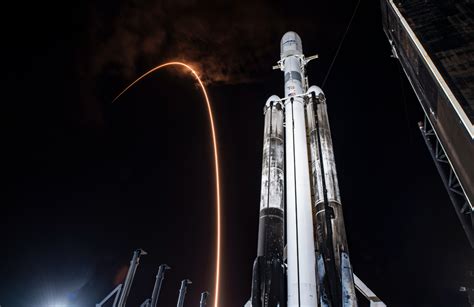 Spacex Releases Epic Video Of Falcon Heavy Returning To Earth