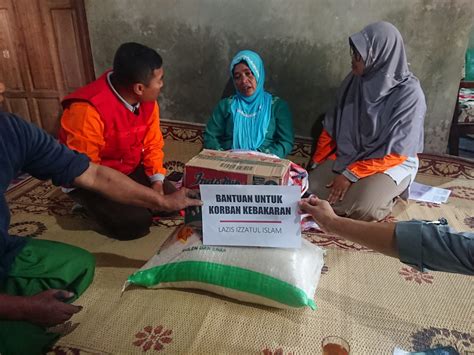 Yayasan Izzatul Islam Salurkan Bantuan Untuk Korban Kebakaran Rumah Di