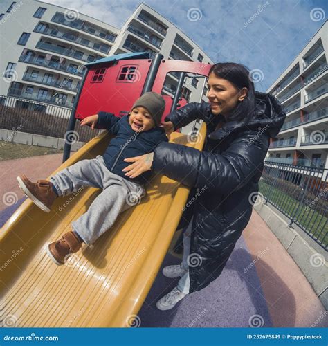 La Madre E Il Suo Bambino Di 5 Anni Con La Pelle Scura Stanno