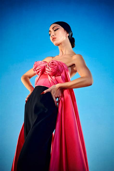 Los Pechos Se Han Convertido En La Obsesión De La Moda En 2022 Vogue