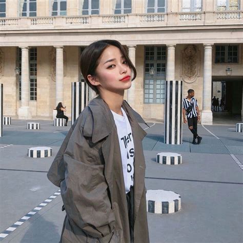 강경민 On Instagram “뒤에 스웩오빠님 패션쎈쑤에 무릎을 탁 셔츠 탐났다 ‾ ﾉ 예에~~~~ 굠민in🇫🇷