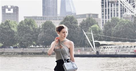 돌 난간에 앉아있는 사람 사진 Unsplash의 무료 런던 이미지