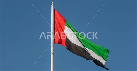 علم دولة الامارت يرفرف في سماء دبي ، الاحتفال باليوم الوطني الاماراتي