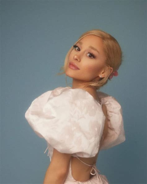アリアナ・グランデ「サンタ・テル・ミー」がホリデー・ソングとして全米top10にランクインした最も新しい曲に！パフォーマンス映像も公開