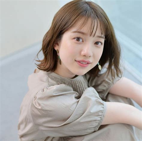 弘中綾香アナ、あざと可愛い写真投稿！こちらを見つめる微笑みにファン「透明感ハンパない」
