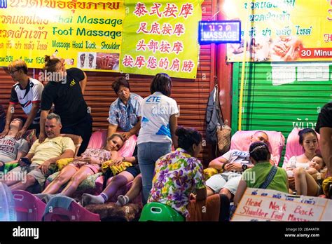 Chiang Mai Thailand 9 April 2017 Thai Masseurs Doing Outdoor Massage