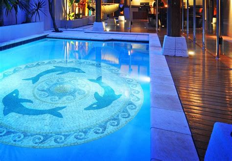 How To Create Artistic Display With Glass Pool Tiles In Your Luxury