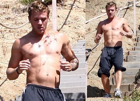Photos Of Shirtless Ryan Phillippe Working Out Popsugar Celebrity