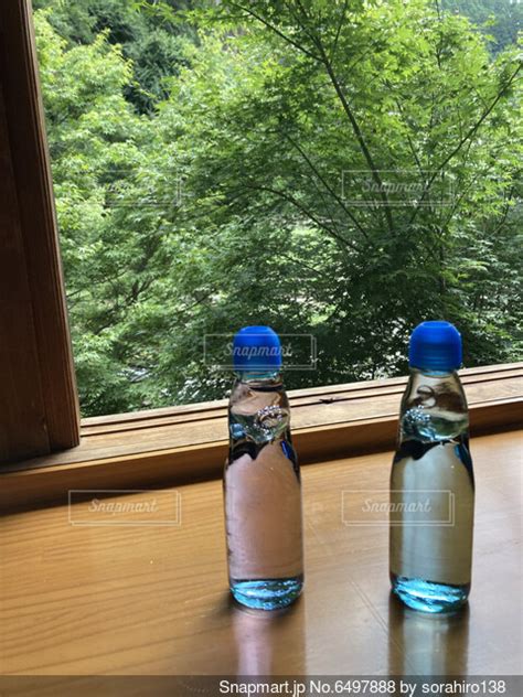 窓の前に立っている人の写真・画像素材[6497888] Snapmart（スナップマート）