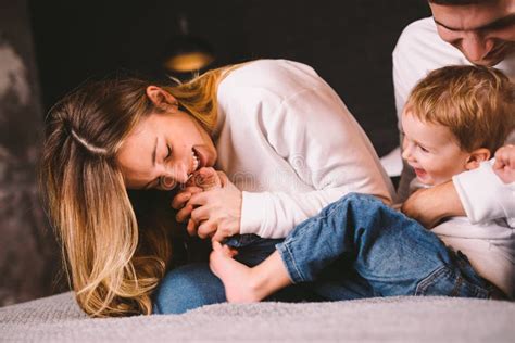 Glad Familj Som Har Kul Att Ligga På Sängen Hemma Glad Familj I Bed