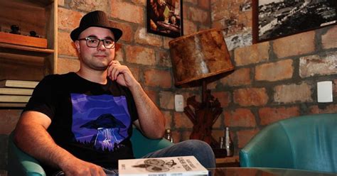 Escritor Caxiense Lança Livro De Ficção Científica Neste Sábado Pioneiro