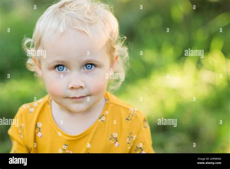 Niños Rubios Con Ojos Asules Fotografías E Imágenes De Alta Resolución