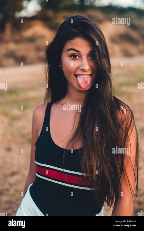 Tire La Langue De Fille Banque De Photographies Et Dimages à Haute