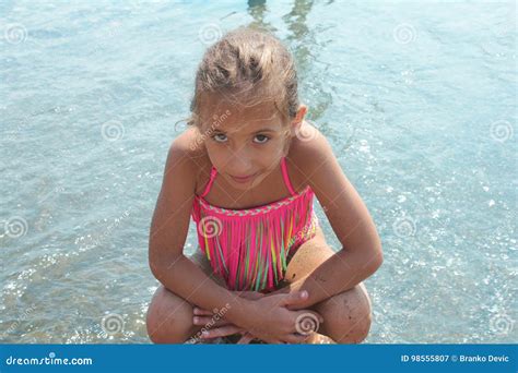 Niña Hermosa En Una Presentación Del Bikini Imagen De Archivo Imagen