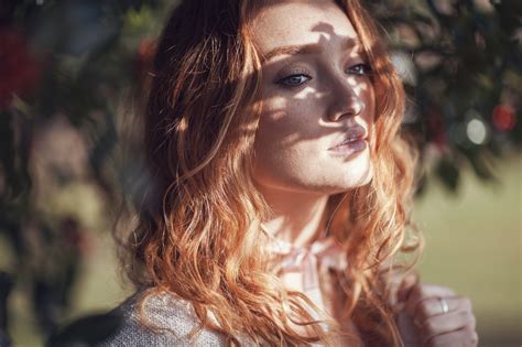 배경 화면 얼굴 여자들 빨간 머리 모델 초상화 멀리보고 구불 거리는 머리카락 사진술 유행 루비 제임스 사람
