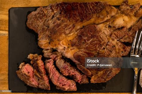 Steak Daging Marmer Panggang Chuck Eye Roll Disajikan Di Piring Hitam