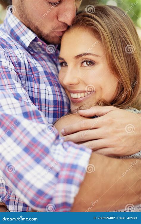 Couple Embrasser Et Embrasser Front Dans Le Parc Closeup Valentines