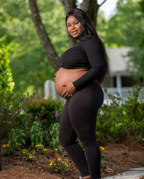 Would You Rock Black For Your Maternity Photo Shoot A Million Styles