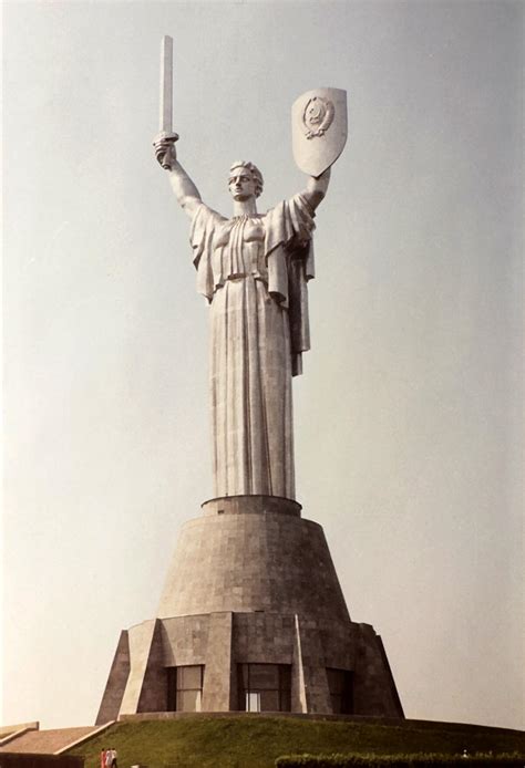 Kyiv Rethinks Soviet Era Monuments To Russian Ukraine Unity Los