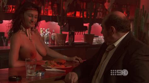 Голая Анжела Леметр в Underbelly
