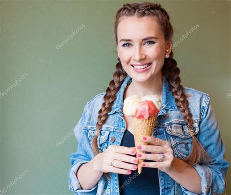 Belle Fille Avec Des Tresses Assises Dans Un Café Elle Tient Une