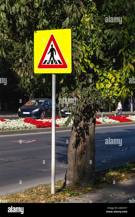 El Cruce Peatonal Firmar Sobre Un Fondo De Color Amarillo Brillante De