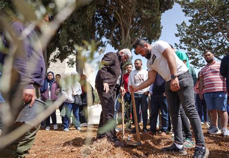 الجامعة تحيي يوم الأرض بفعالية لزراعة أشجار الزيتون جامعة بيرزيت