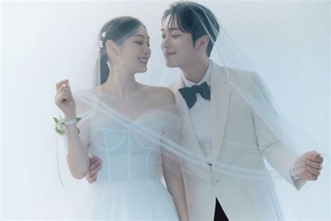 김연아·고우림 오늘 결혼…웨딩화보 속 드레스 가격 얼마