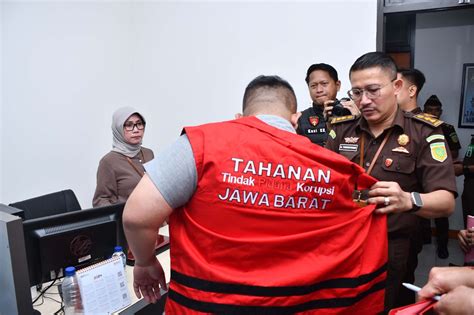 Foto Moment Kejati Jabar Tahan And Jebloskan Ke Penjara Tersangka Korupsi