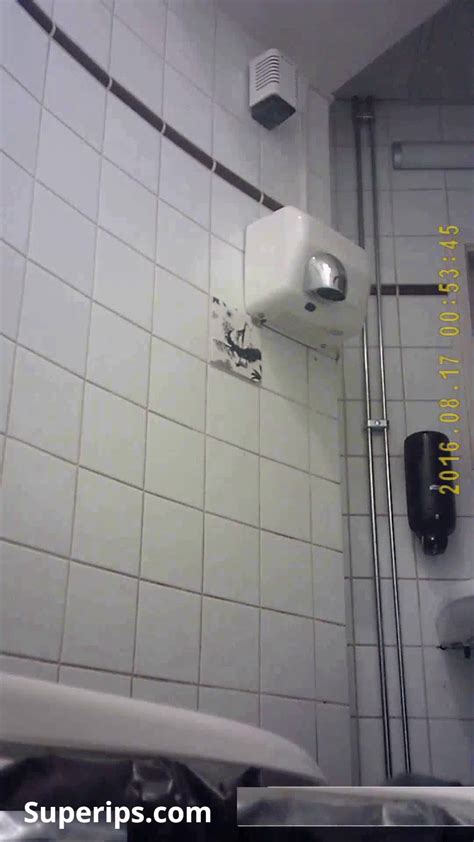 Spy Toilet الفتيات الأوروبيات النحيفات يستخدمن المرحاض Superips