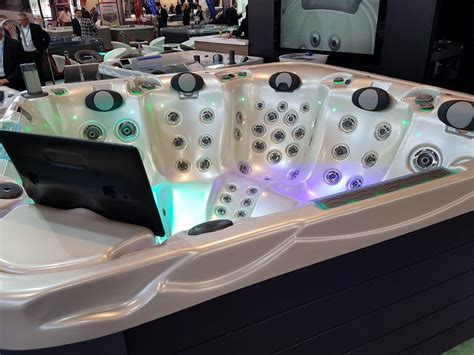 Wellis Voyager Hot Tub Spawars 5 Lounger With 2 Round Pop Up Speakers
